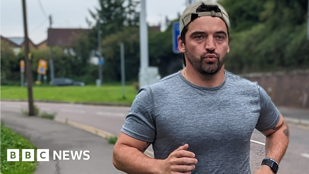 Man runs 30 marathons in 30 days 'to break stigma' - BBC News
