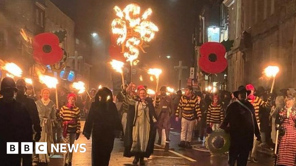 Lewes bonfire: Event for local people only, say authorities - BBC News