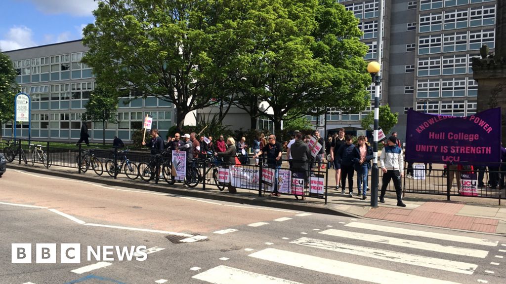 Hull College Group staff start two-day strike - BBC News