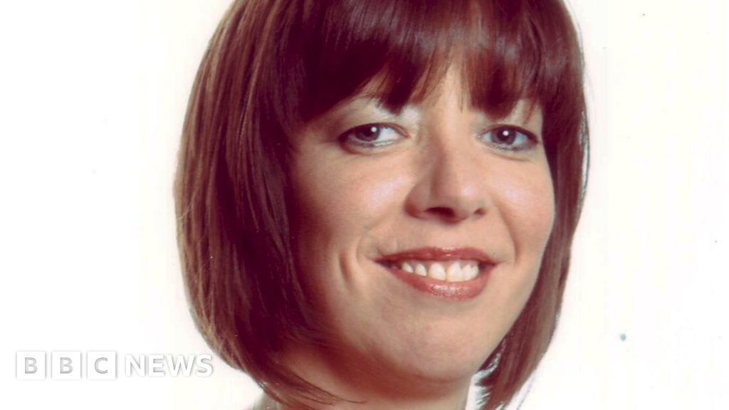 Tracy Kearns' partner 'strangled her and hid body', court hears - BBC News