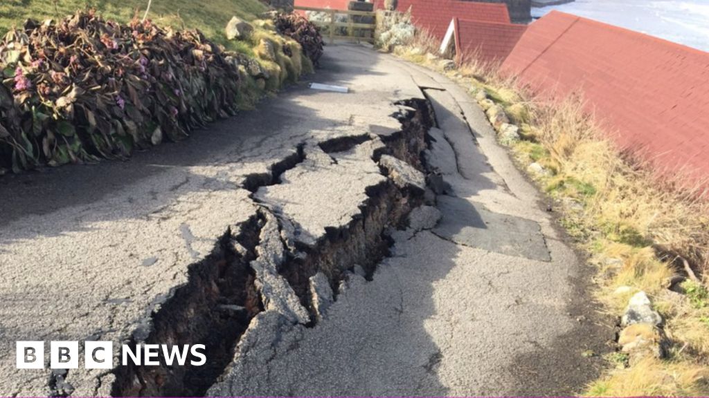 Large crack appears in Scarborough cliff path - BBC News