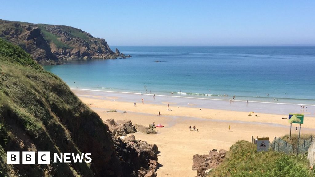 Channel Islands temperature hits record high - BBC News