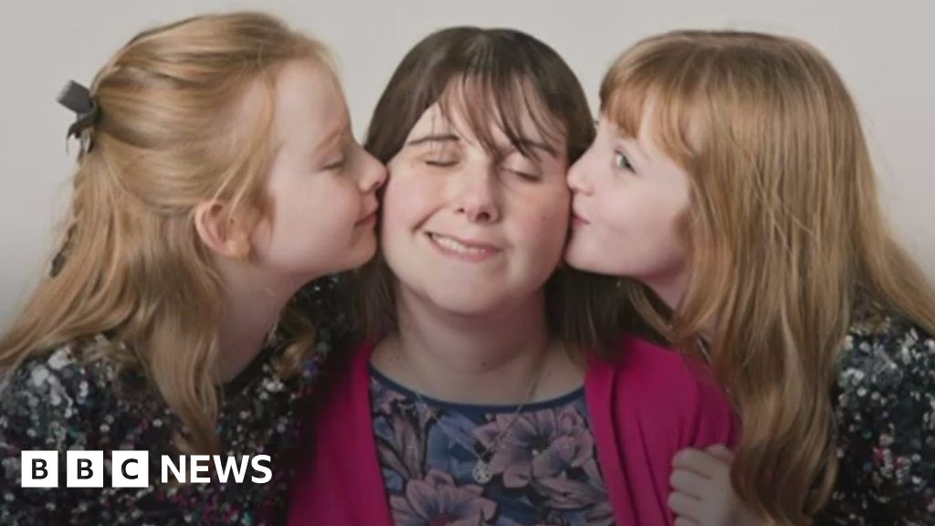 Kylie 'touched' by twins' song to dying mum - BBC News