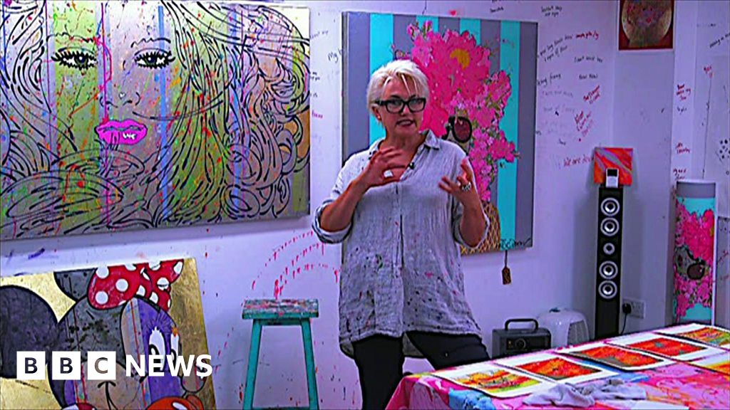 Celebrity artist Louise Dear on painting for the famous - BBC News