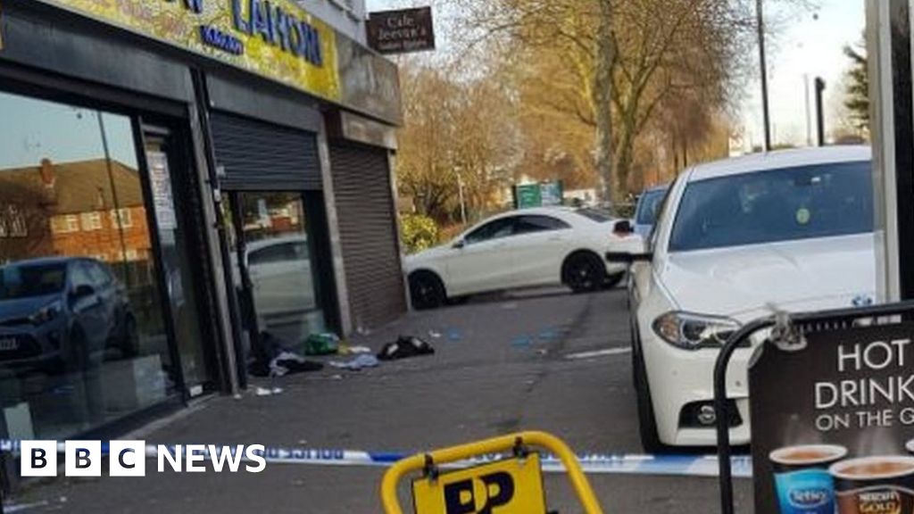 Teenagers hurt in double knife attack in Feltham - BBC News
