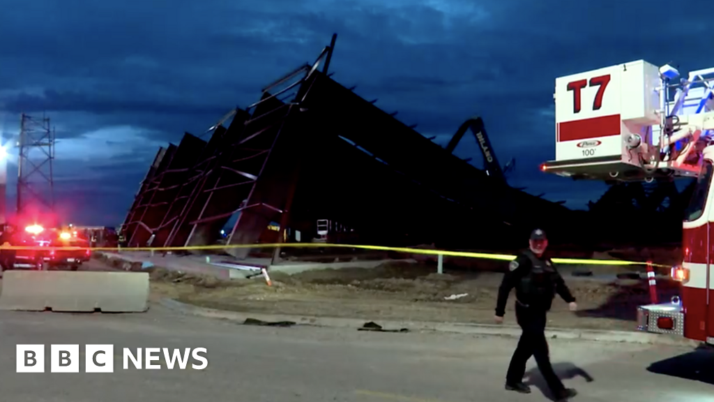 Idaho hangar collapse kills three people - BBC News
