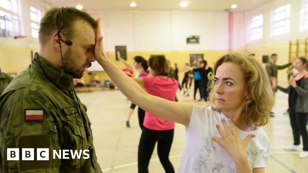 Polish army teaches women self-defence - BBC News