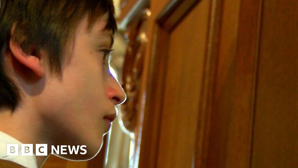Louis Moss, 12, youngest Oxford University organist - BBC News