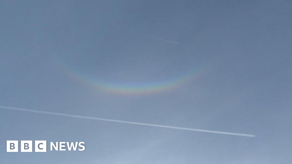 Inverted rainbow spotted in Oxfordshire - BBC News