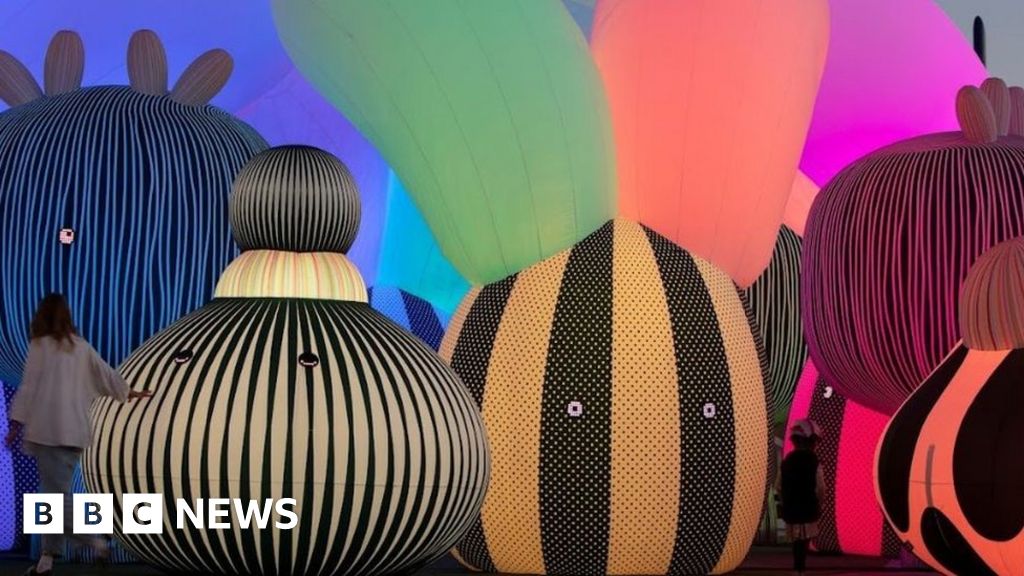 Inflatable sculptures set to land in Bournemouth - BBC News