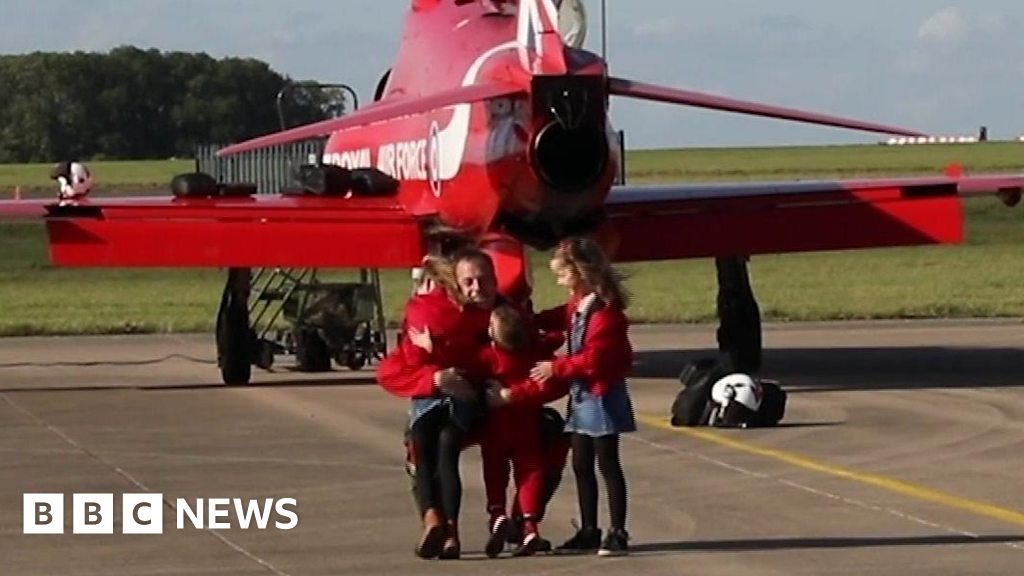 Red Arrows' families celebrate over team's return - BBC News