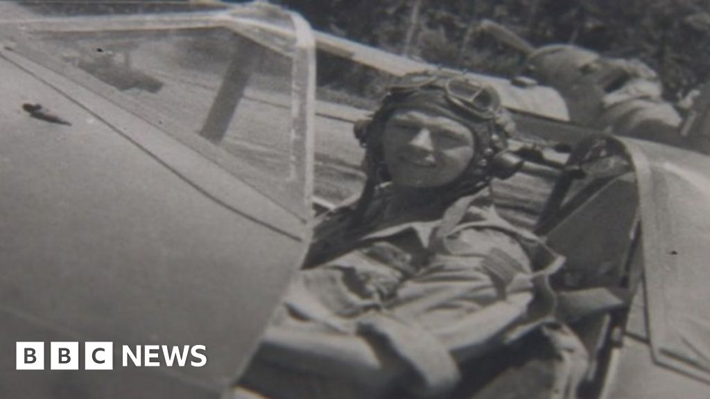 Dive bomber pilot Arthur Gill celebrates 100th birthday - BBC News