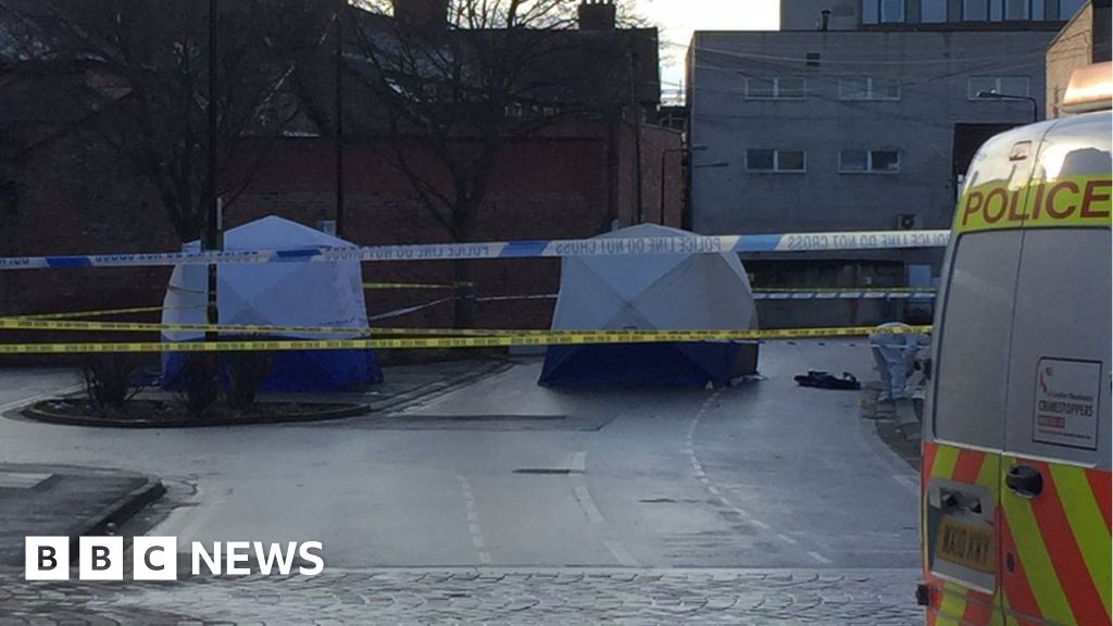 Altrincham street fight: Man dies in gang brawl - BBC News