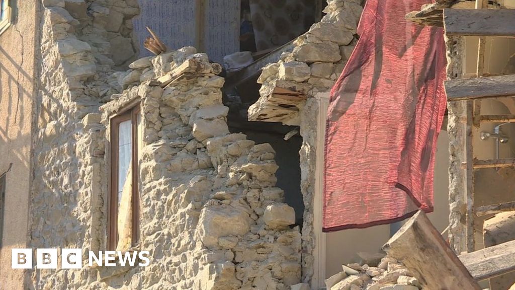 Italy quake: The ancient village destroyed - BBC News
