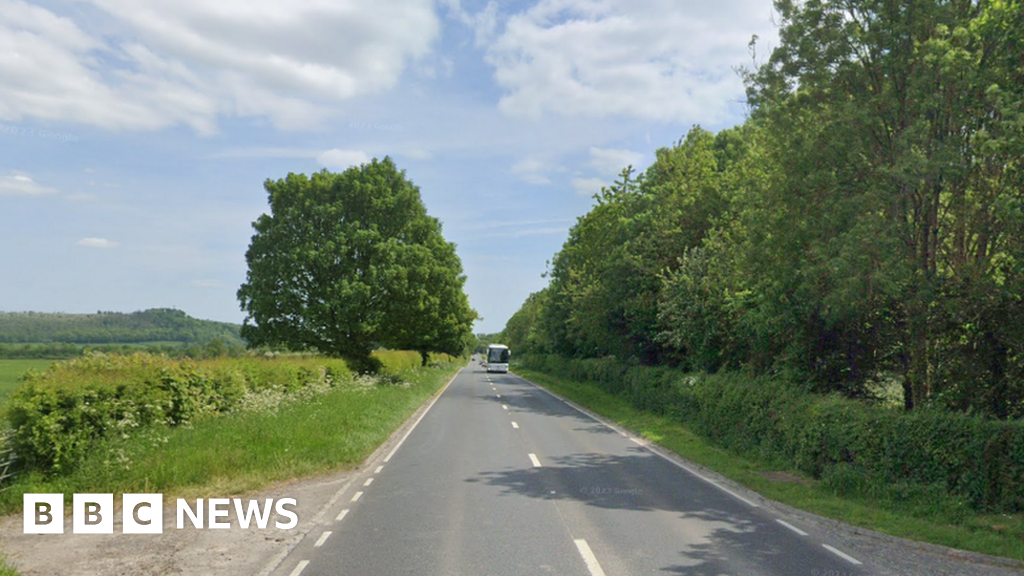A36 traffic: Wiltshire road closed after serious crash - BBC News