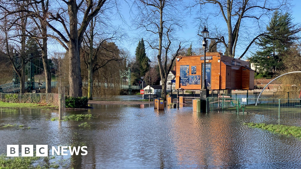 Flooding: Roads closed and cars stranded as river levels rise - BBC News