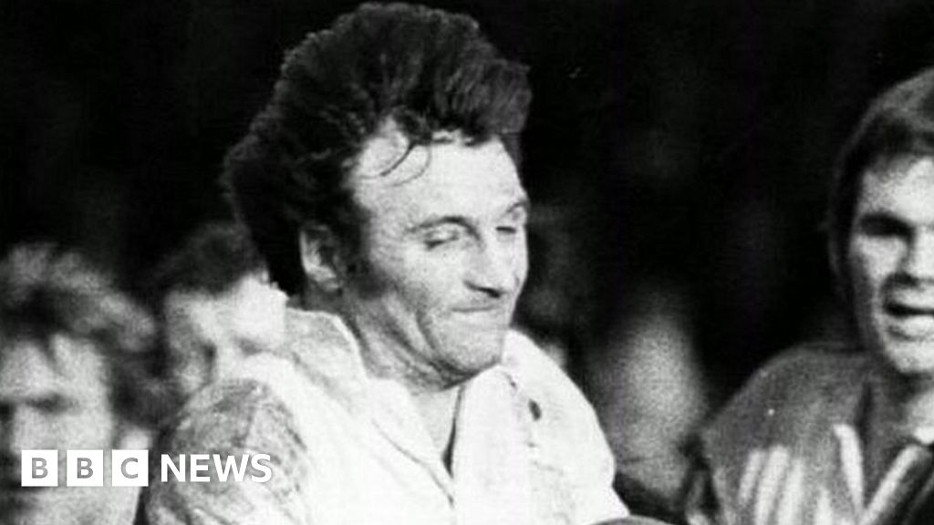 John Bayliss: Tributes paid to 'true gentleman' rugby star - BBC News