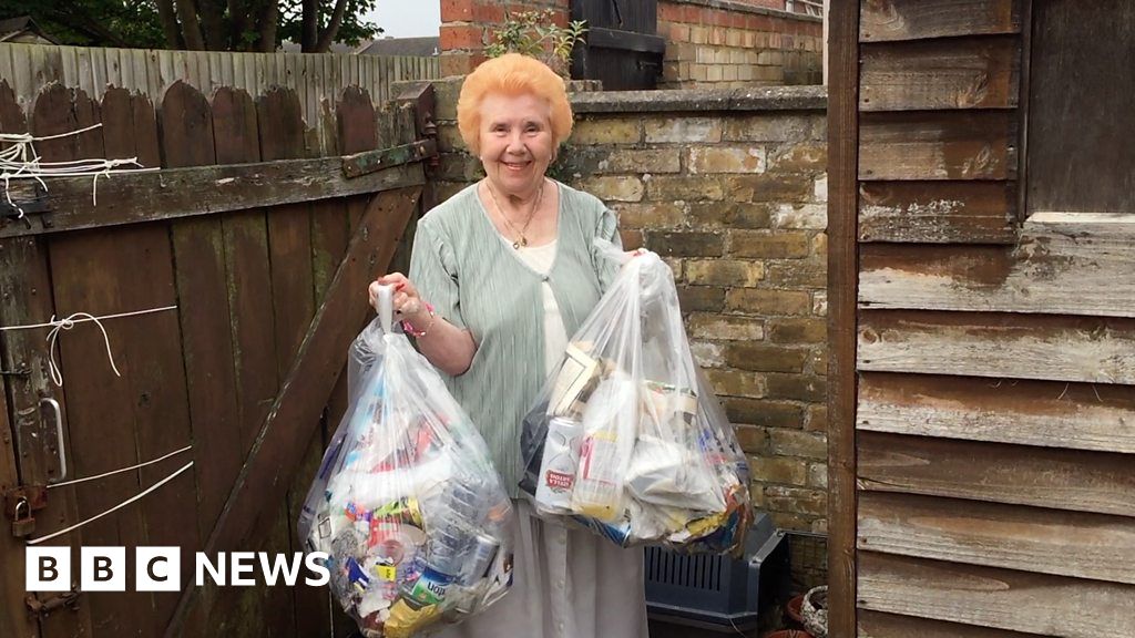 The 81-year-old volunteer who collects litter in Peterborough - BBC News