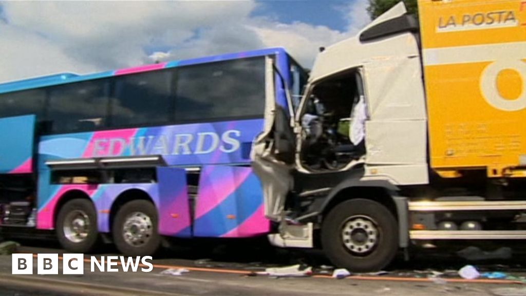 New coach 'prevented catastrophe' in Switzerland crash - BBC News