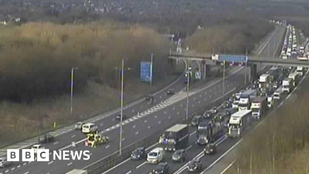 Van fire leads to M1 closure in Leicestershire - BBC News