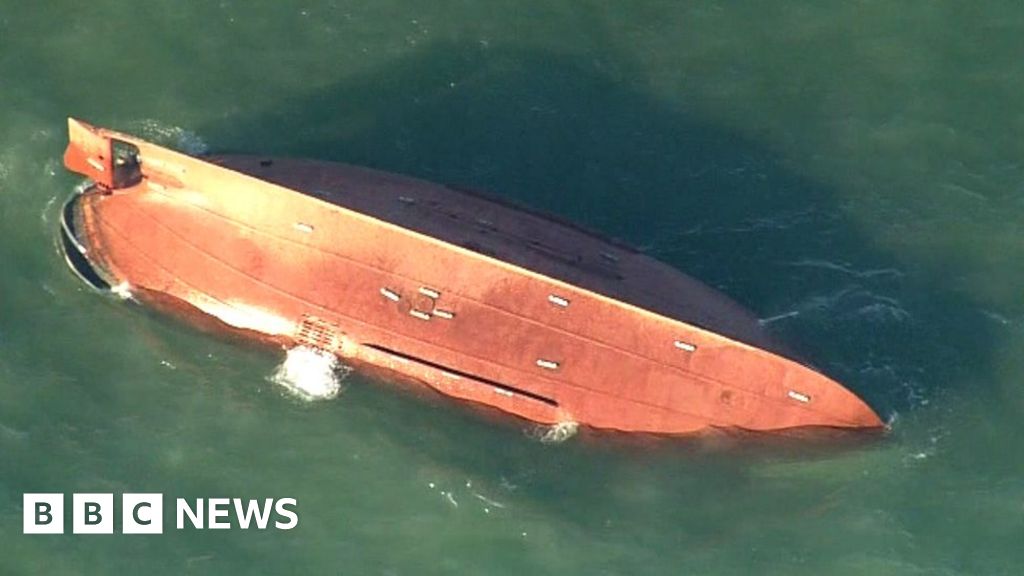 Channel fishing boat capsize: Rescued crewman dies - BBC News