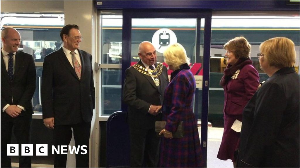 Duchess of Cornwall unveils tribute to Sir Daniel Gooch - BBC News