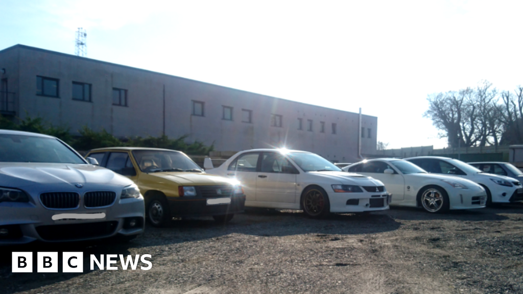 Operation Venetic: Vehicles seized by PSNI in Newry - BBC News