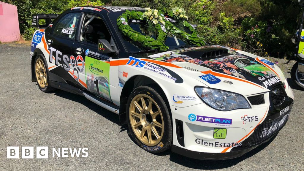 Donegal: Hundreds at rally driver Manus Kelly's funeral - BBC News