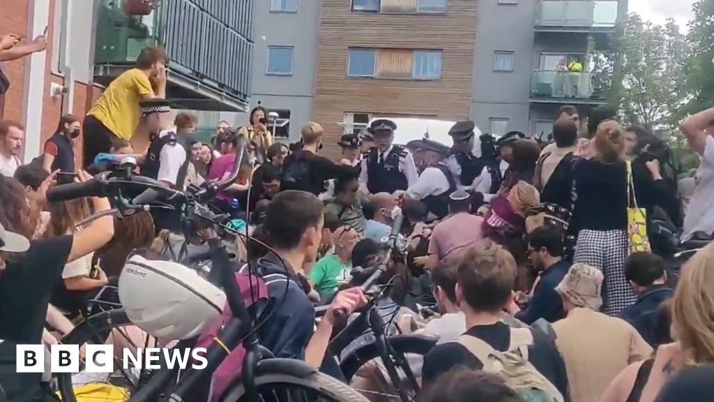 Peckham arrestee freed after protesters block Met van - BBC News