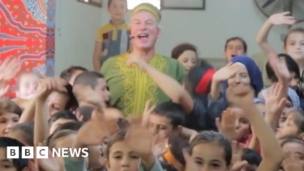 Syrian refugees: The humanitarian magician who makes smiles - BBC News