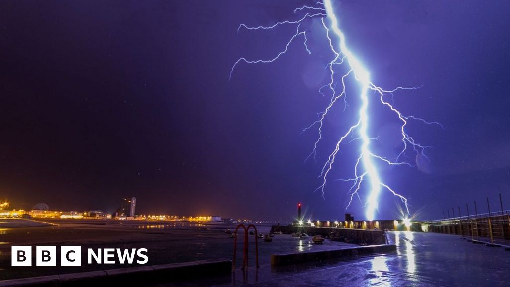 South East lightning and flash floods leaves people trapped - BBC News