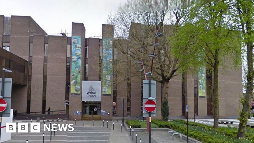 Walsall Council cuts: 281 jobs and nine libraries to go - BBC News