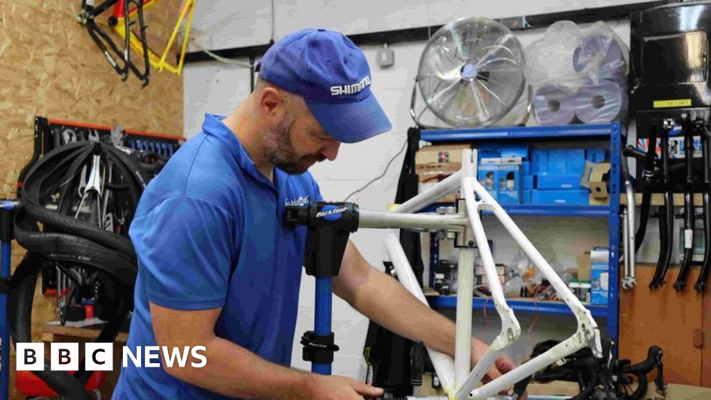 Life Cycle wants to donate 150 upcycled bikes to refugees in city - BBC ...