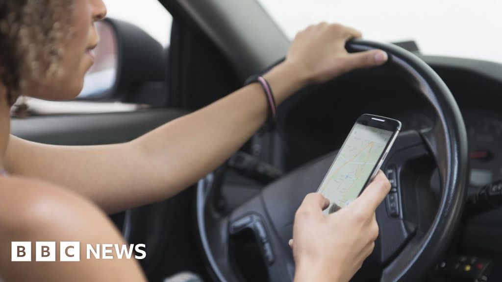 North Yorkshire Police: Drivers warned over mobile phone use - BBC News
