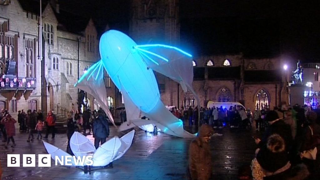 Durham Lumiere Festival of light draws huge crowds - BBC News