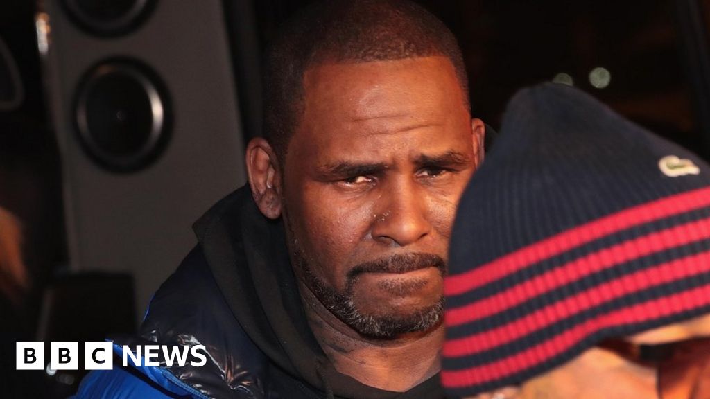 R Kelly: Singer charged with sexual abuse in Chicago - BBC News