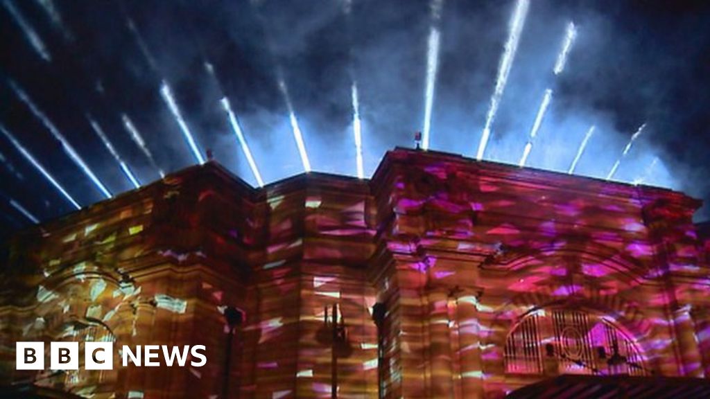 Edinburgh festival extravaganza begins - BBC News