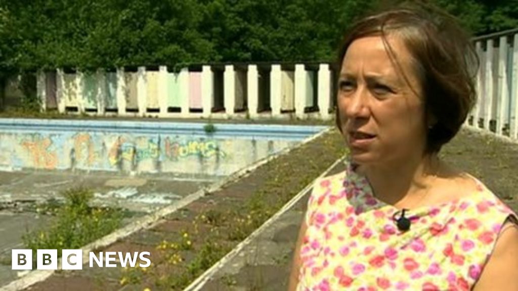 Campaign to reopen Brynamman outdoor swimming pool - BBC News
