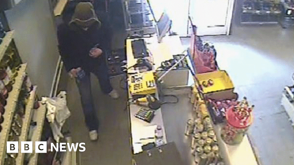 CCTV image released following Aberdeen robbery - BBC News