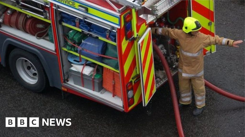 Three people rescued from Aberdeen flat fire - BBC News