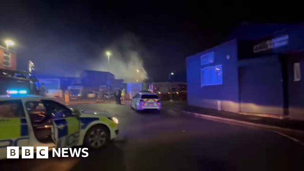 Fire crews tackle scrapyard blaze in Birmingham - BBC News