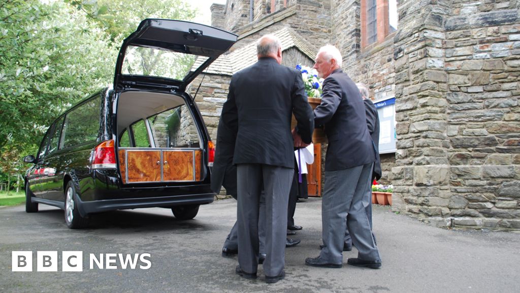 Apprentice star Stuart Baggs' funeral takes place - BBC News