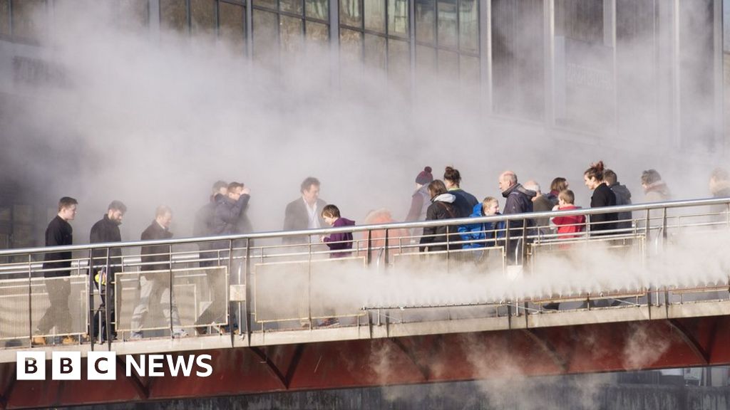 Tate Modern's first performance art show to feature fake fog - BBC News