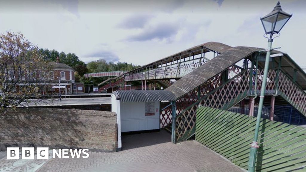 St Denys train station stabbing: Teenager hurt in attack - BBC News