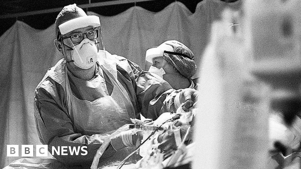 Coronavirus: Intensive care night shift in pictures