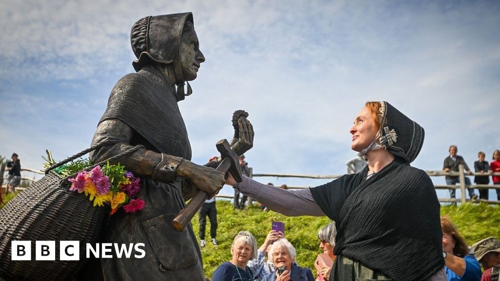 Mary Anning campaigner plans book of notable Dorset women - BBC News