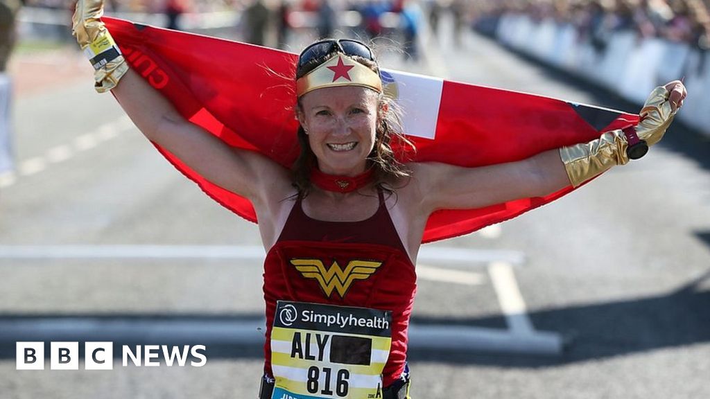 Hospice honours Sunderland 'Wonder Woman' runner Aly Dixon - BBC News
