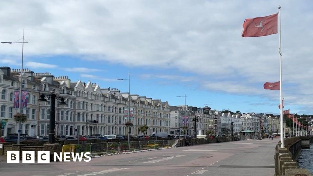 Douglas Promenade: Lightning strike damages 200 street lights - BBC News