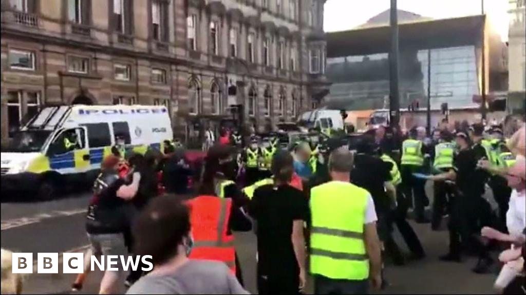 Police and demonstrators clash at George Square in Glasgow - BBC News