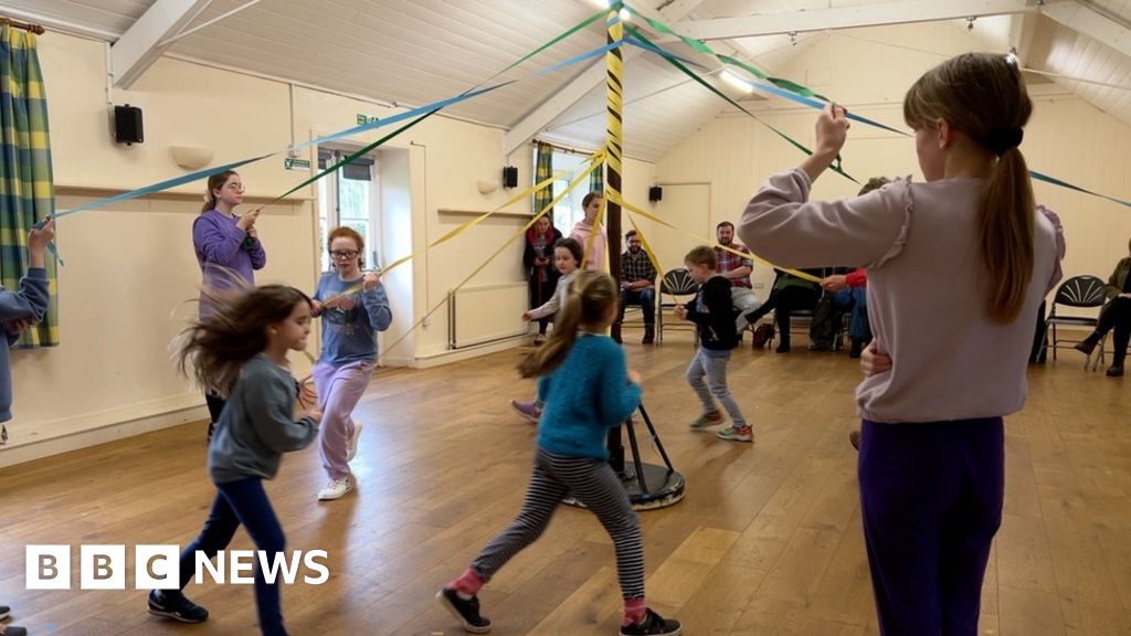 Rutland: Maypole dance group's plea for more members - BBC News